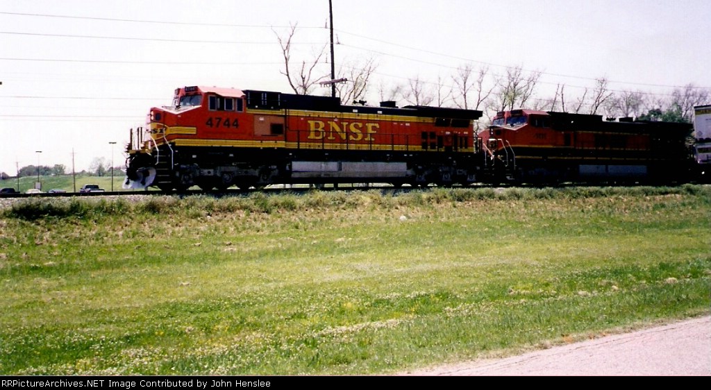 BNSF 4744 & 1111